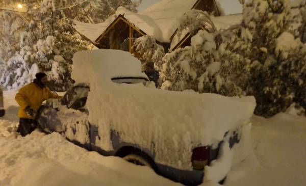 Algunos sectores de Esquel acumulan más de 70 centímetros de nieve