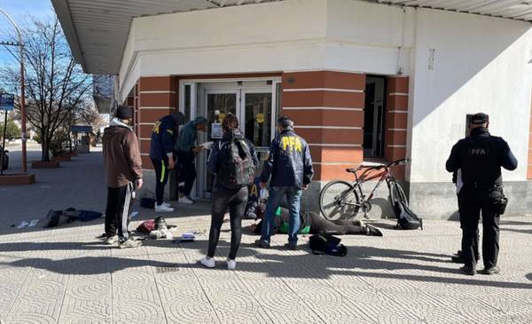 Procedimiento antidrogas en Esquel: Detienen a cinco personas con cocaína, marihuana y dinero en ...